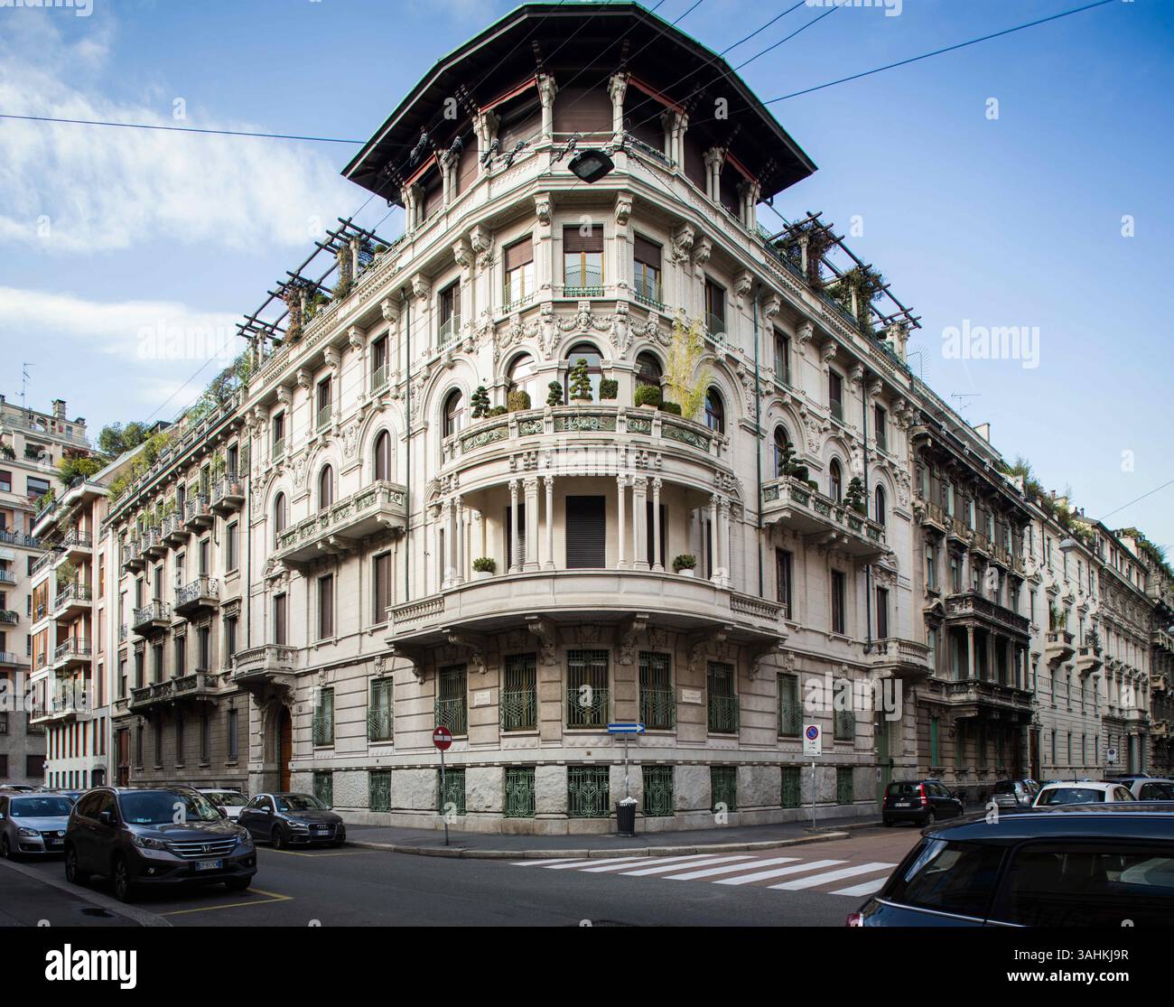 Angolo di tettoia hi-res stock photography and images - Alamy