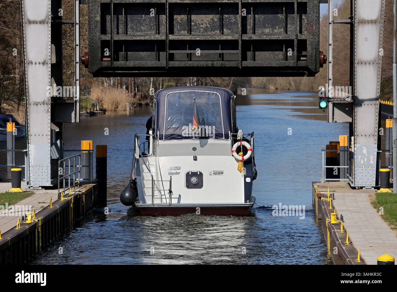 Mirow, Germany. 10th Apr, 2025. The first water hikers are on their way ...