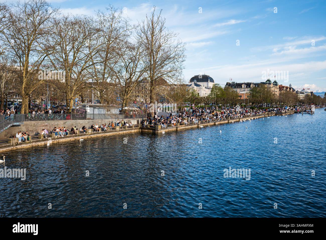 05-04-2025 Zurich, Switzerland. Crowd of tourists enjoy the first ...