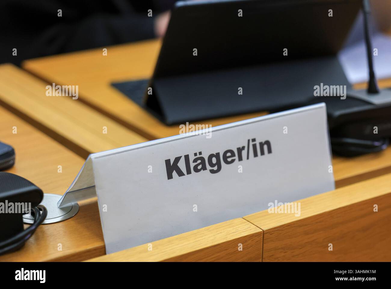 Leipzig, Germany. 10th Apr, 2025. A "Plaintiff" sign stands on a table ...