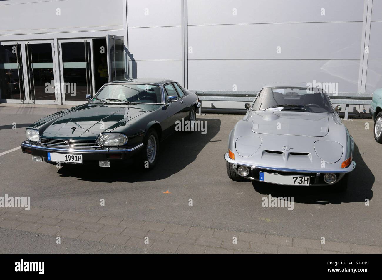 Opel Gt 1900 Baujahr 1973, H-Kennzeichen, rechts und Jaguar XJS V12 ...