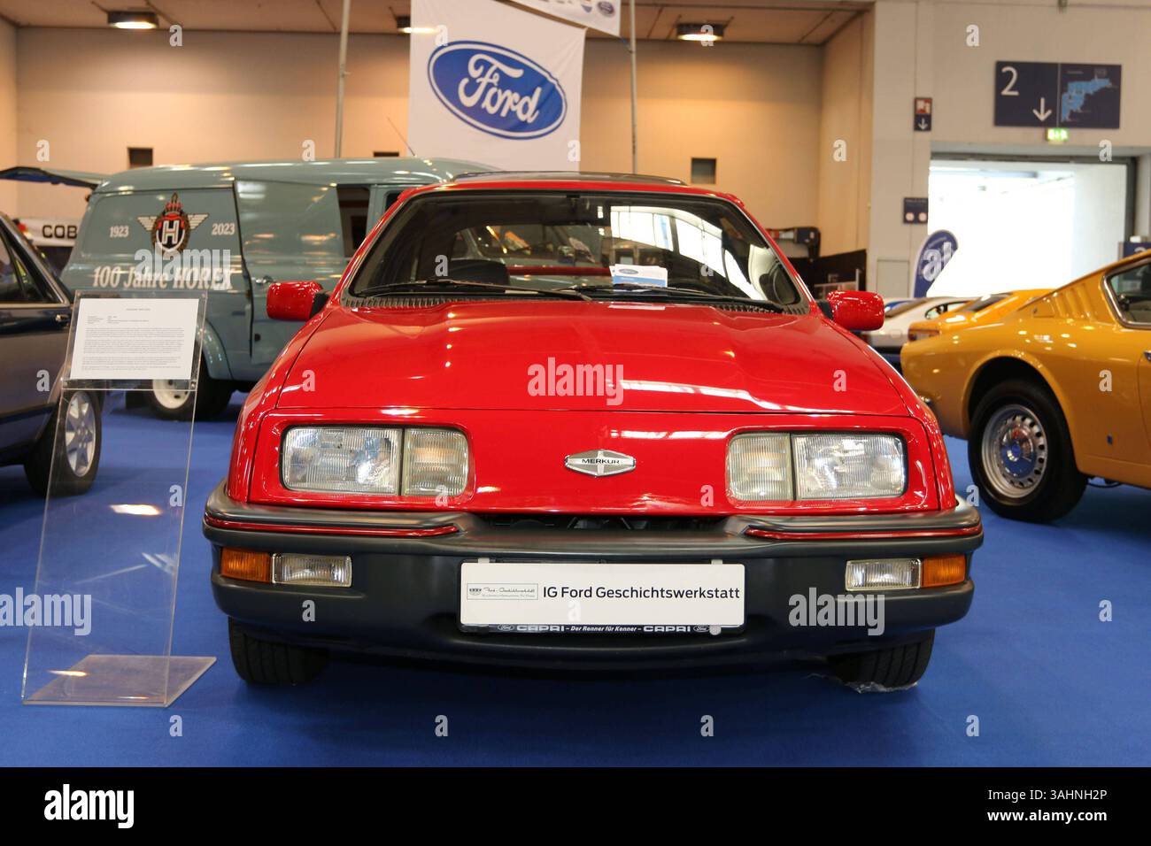 Ford Merkur XR4ti auf Basis Sierra XR4i, Baujahr 1987 vor Ford Fahne ...