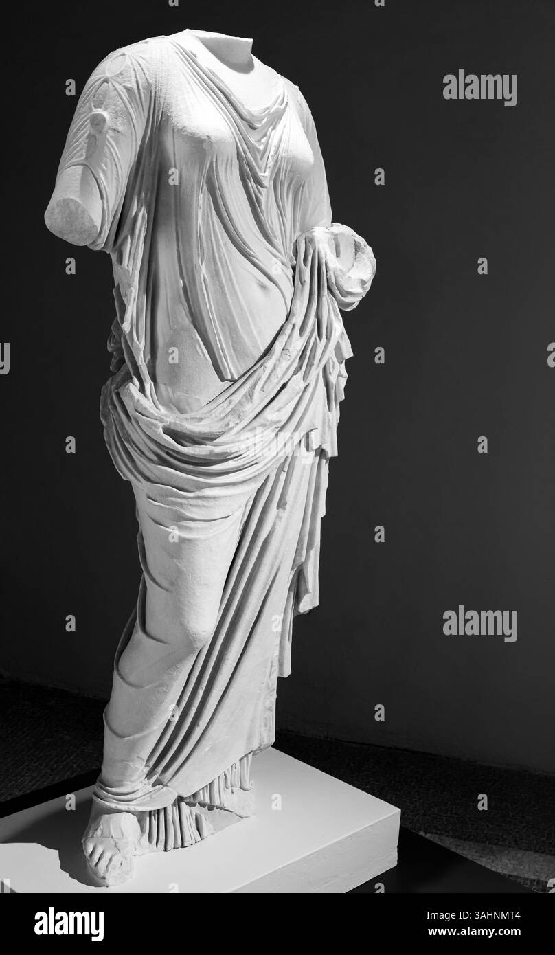 Headless ancient roman statue ruins Black and White Stock Photos ...