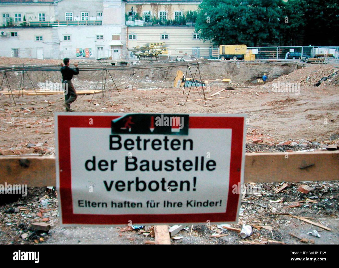 no trespassing sign at construction site, forbidden to enter premises ...