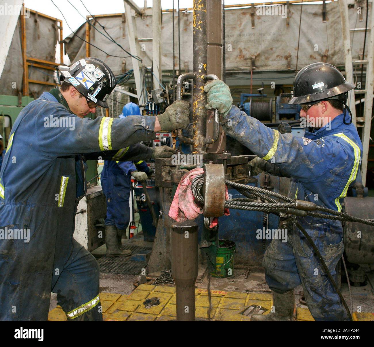 Roughnecks on drilling floor hi-res stock photography and images - Alamy