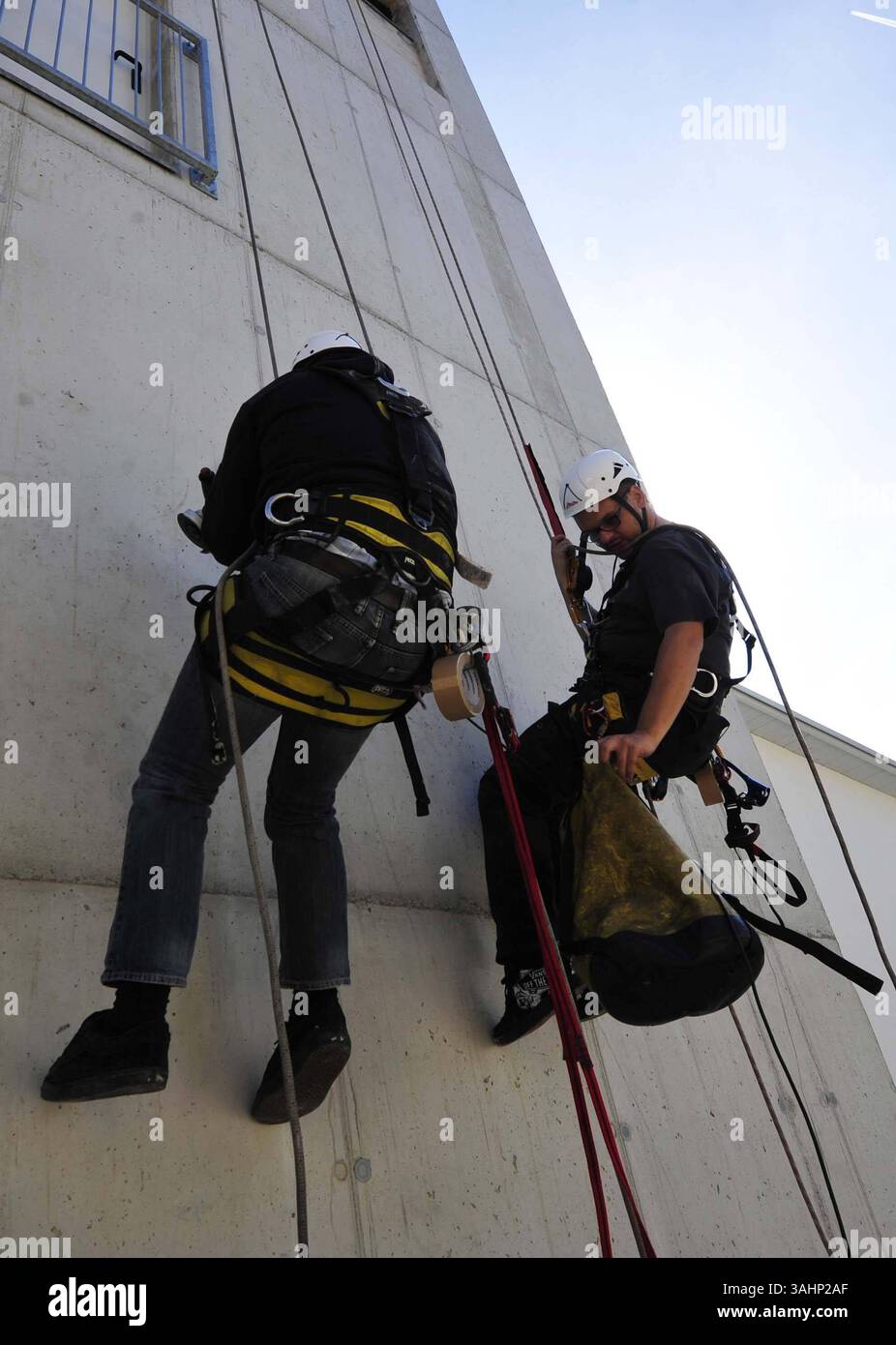training and education as a height worker, safety in great heights ...