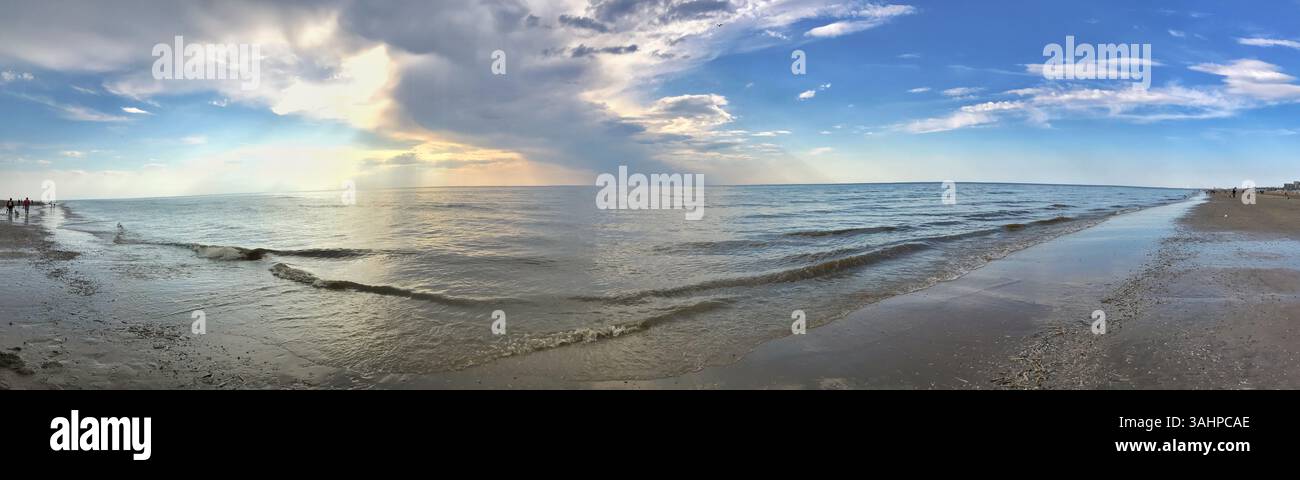 Wide ocean view gentle waves hi-res stock photography and images - Alamy