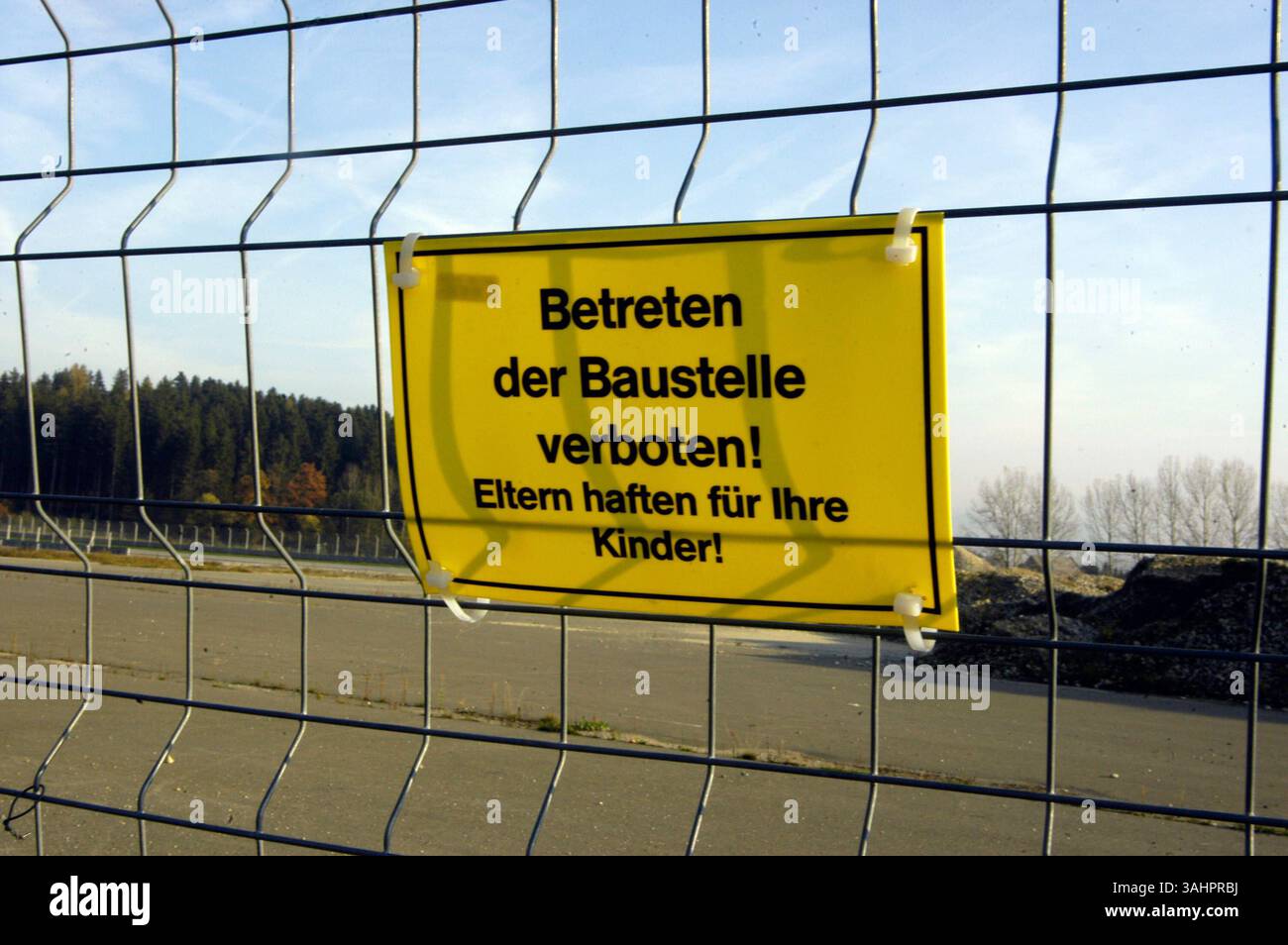 no trespassing sign at construction site, forbidden to enter premises ...