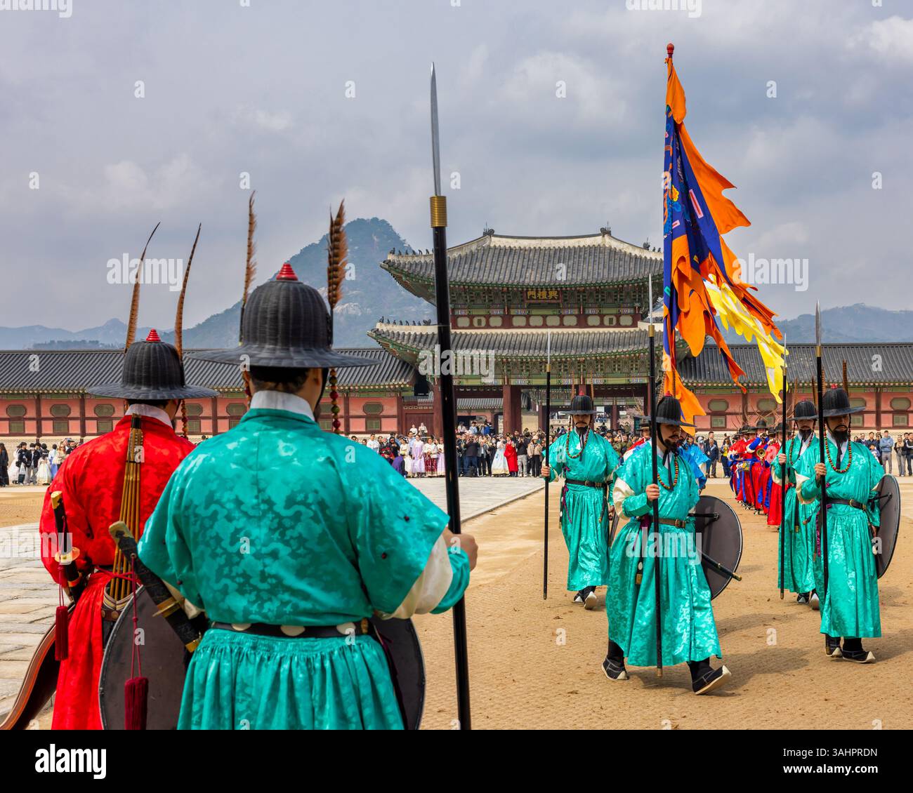 Palace Royal Guards at Gyeongbokgung Palace, Seoul, Republic of Korea ...