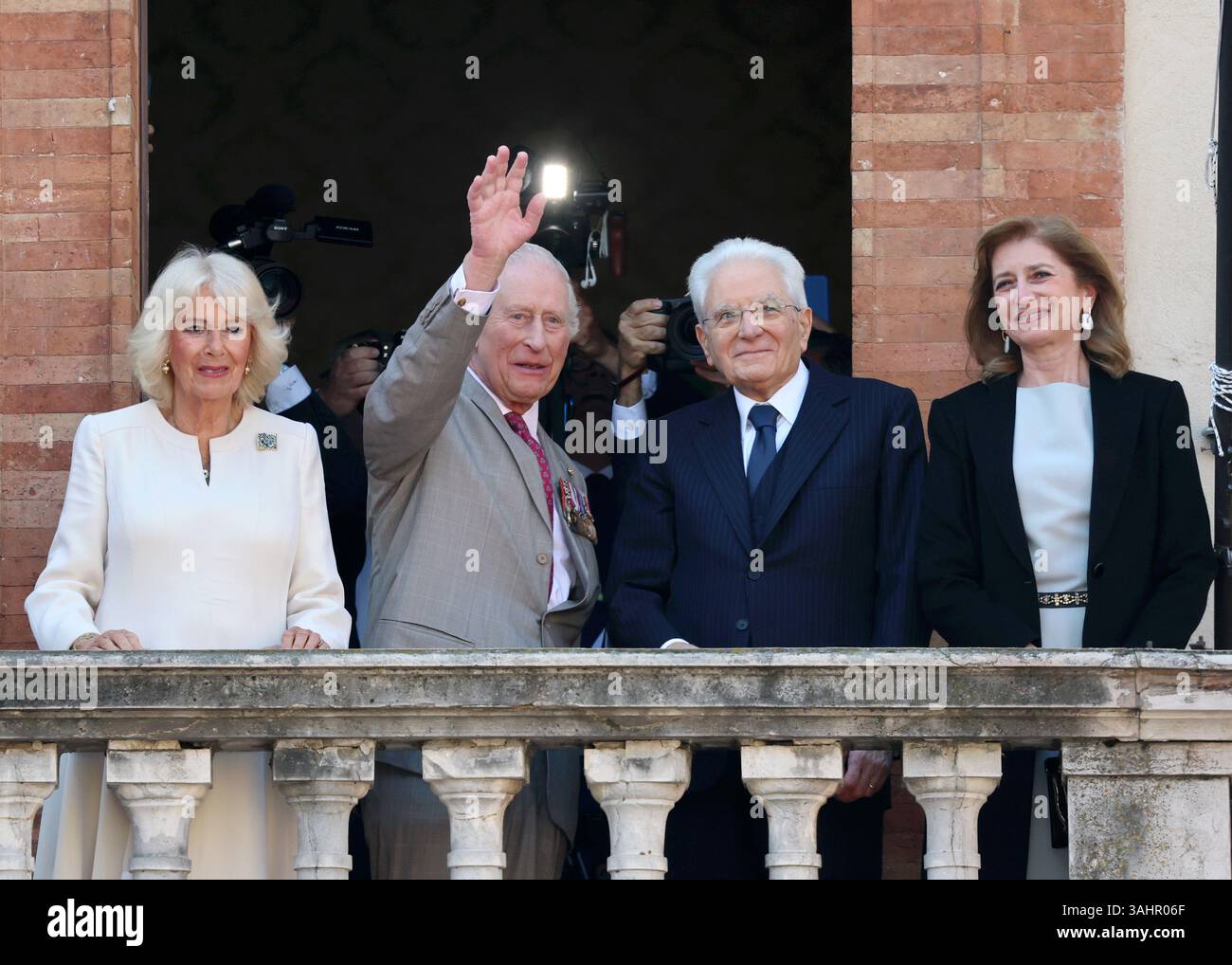 King Charles III and Queen Camilla wave from a balcony with President ...