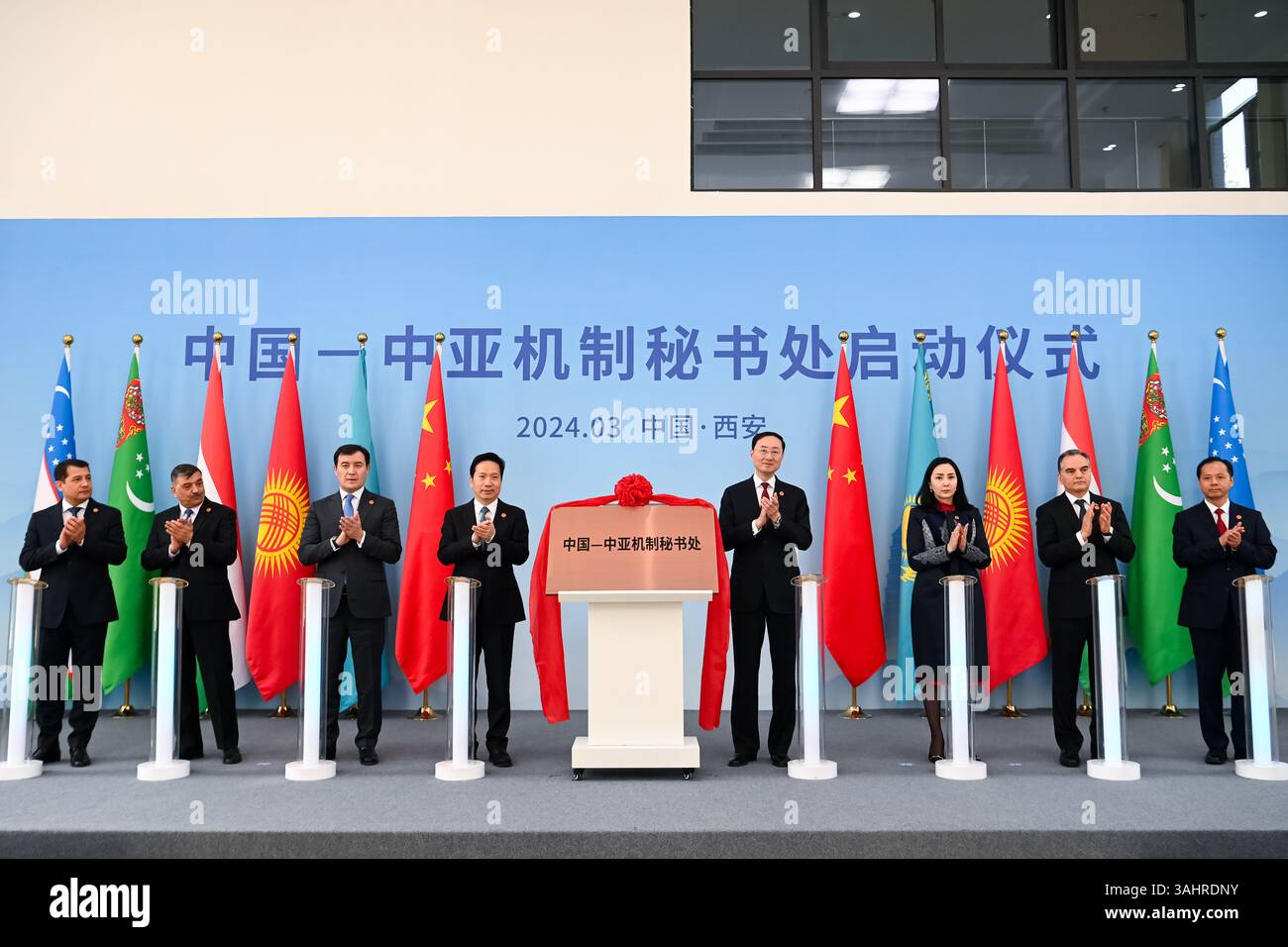 (250410) -- BEIJING, April 10, 2025 (Xinhua) -- Representatives of ...