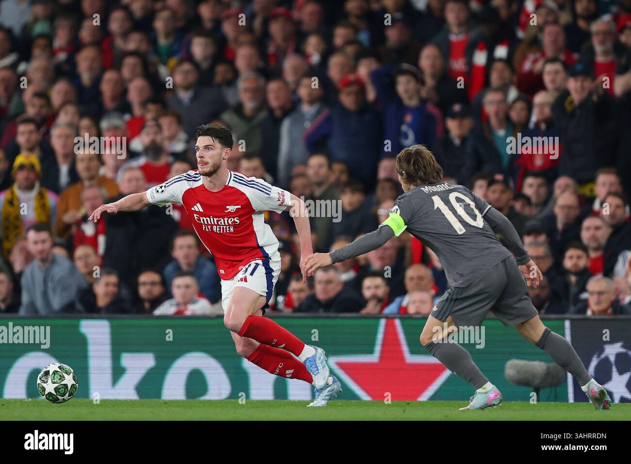 Declan Rice of Arsenal and Luka Modric of Real Madrid - Arsenal v Real ...