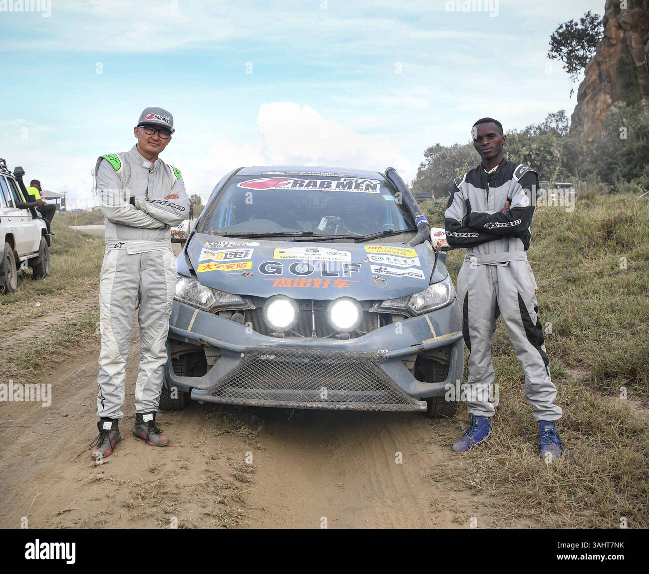 (250410) -- NAIROBI, April 10, 2025 (Xinhua) -- Lu Jin (L) poses for a ...