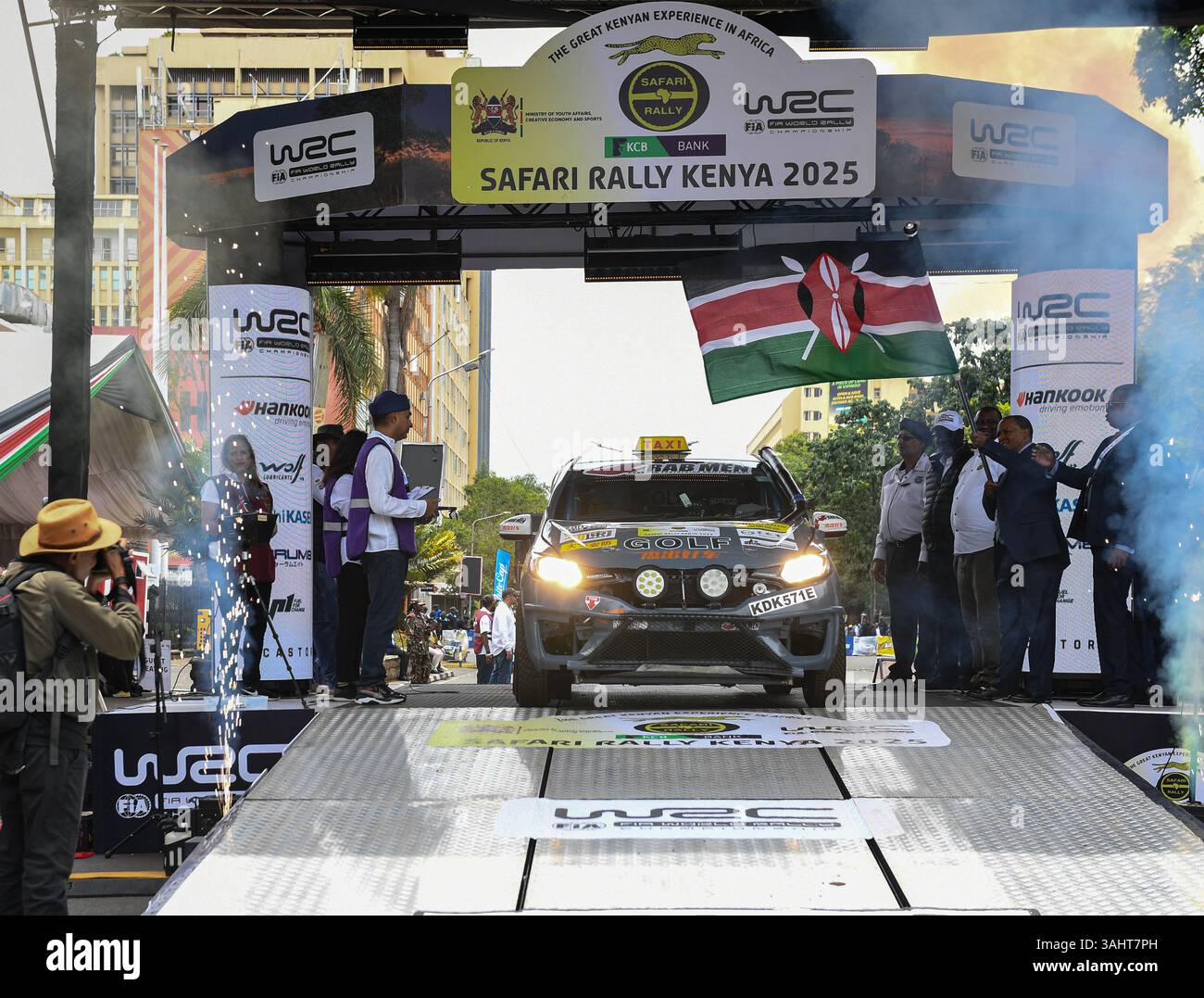 (250410) -- NAIROBI, April 10, 2025 (Xinhua) -- Lu Jin's vehicle sets ...