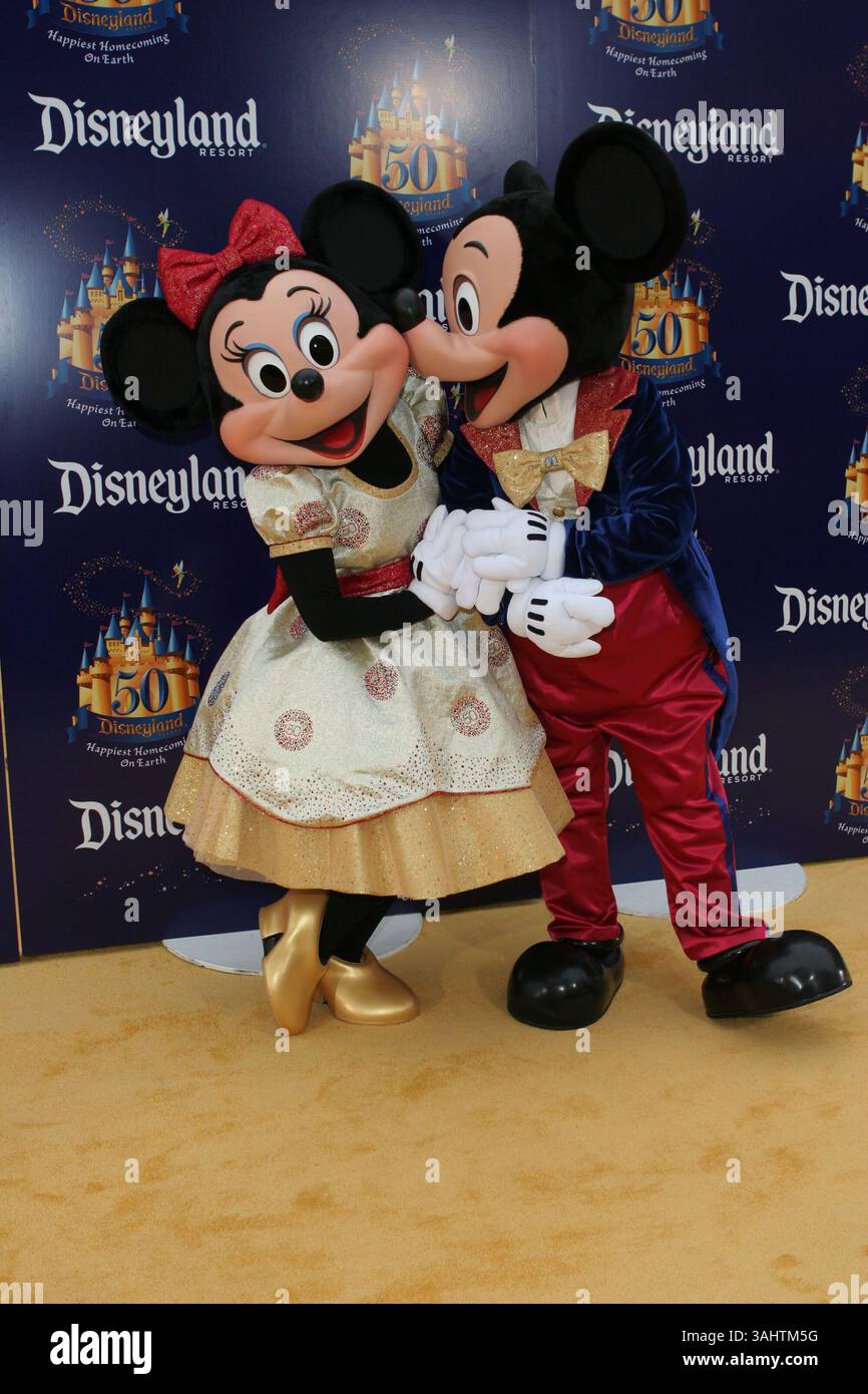 Minnie mouse and mickey mouse hi-res stock photography and Minnie mouse and mickey mouse hi-res stock photography and
