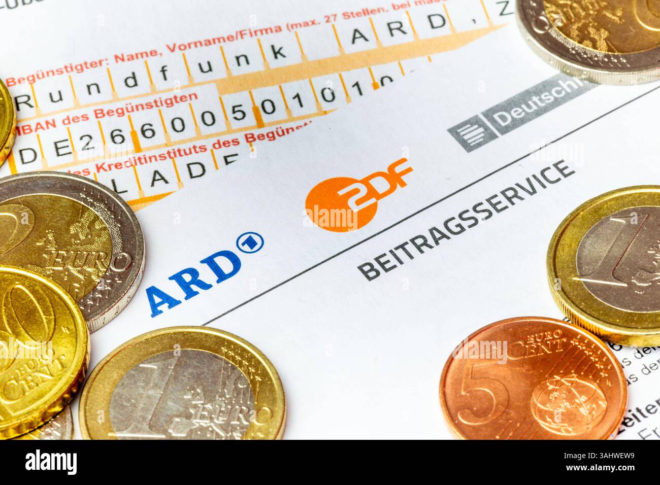 Symbolbild Rundfunkbeitrag: Nahaufnahme von einem Briefbogen mit ARD ...