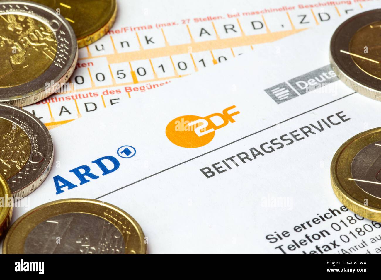 Symbolbild Rundfunkbeitrag: Nahaufnahme von einem Briefbogen mit ARD ...