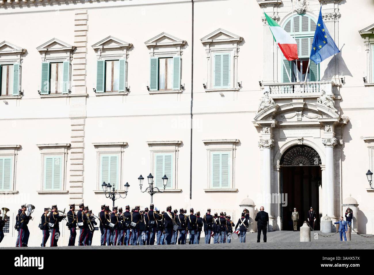 Cambio della guardia in forma solenne al Quirinale in occasione della ...