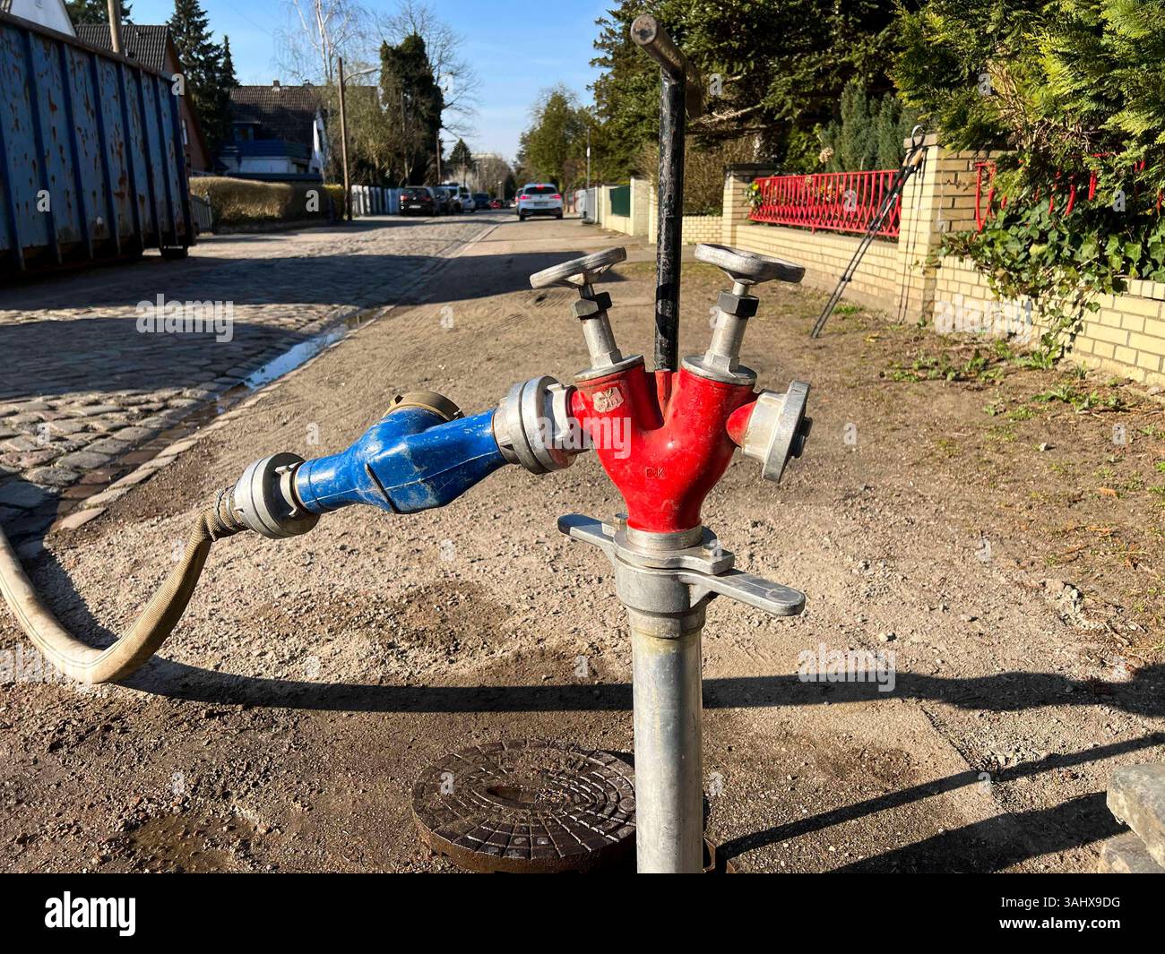 Ein trasportaples Standohr mit Verschluessen zum Auf und Zu drehen und ...