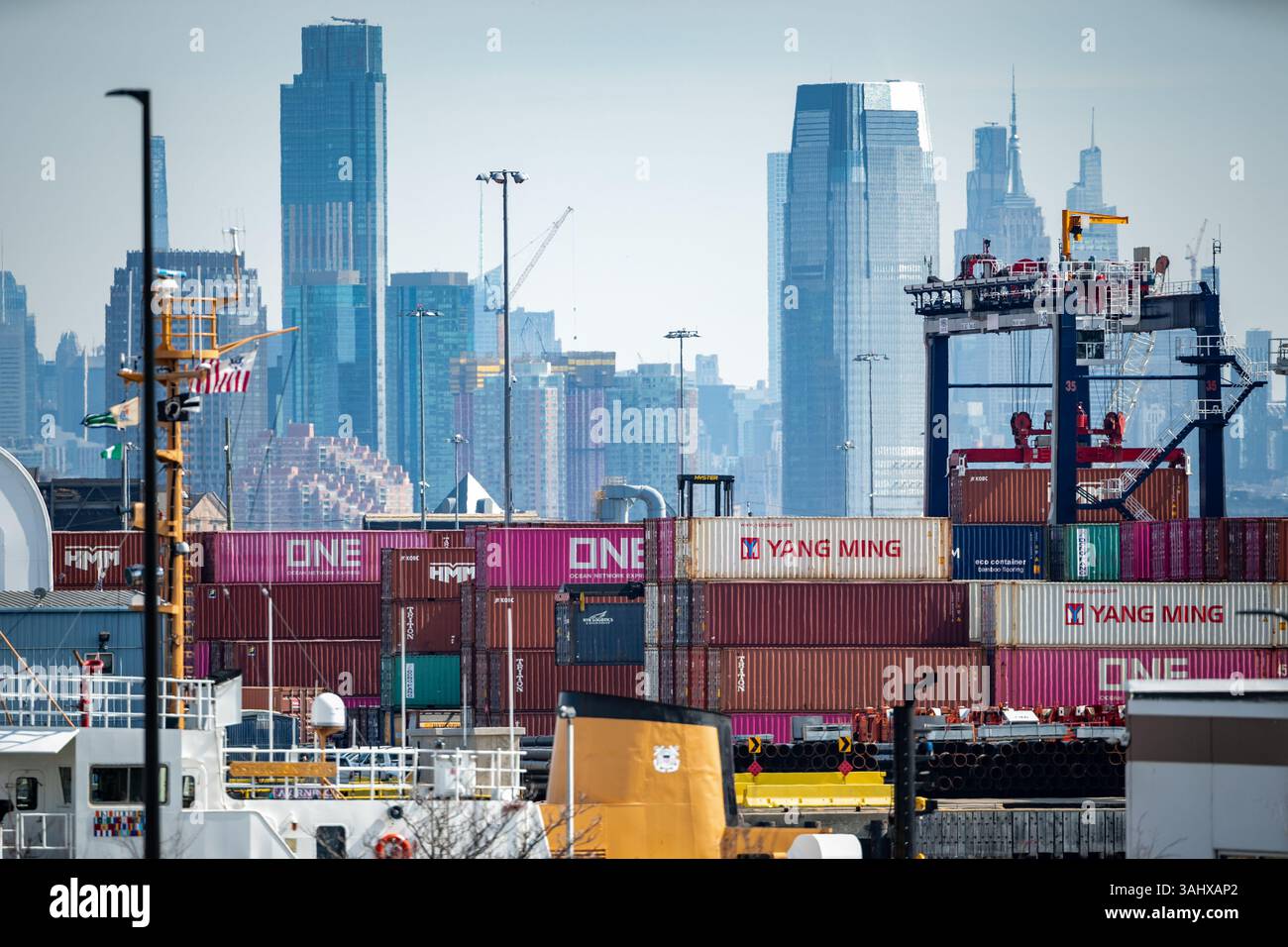 Jersey City, United States. 10th Apr, 2025. Yang Ming shipping ...