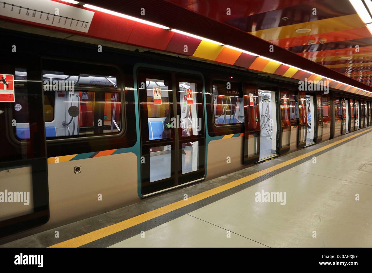 Napoli - Treno della metro alla stazione del Centro Direzionale Stock ...