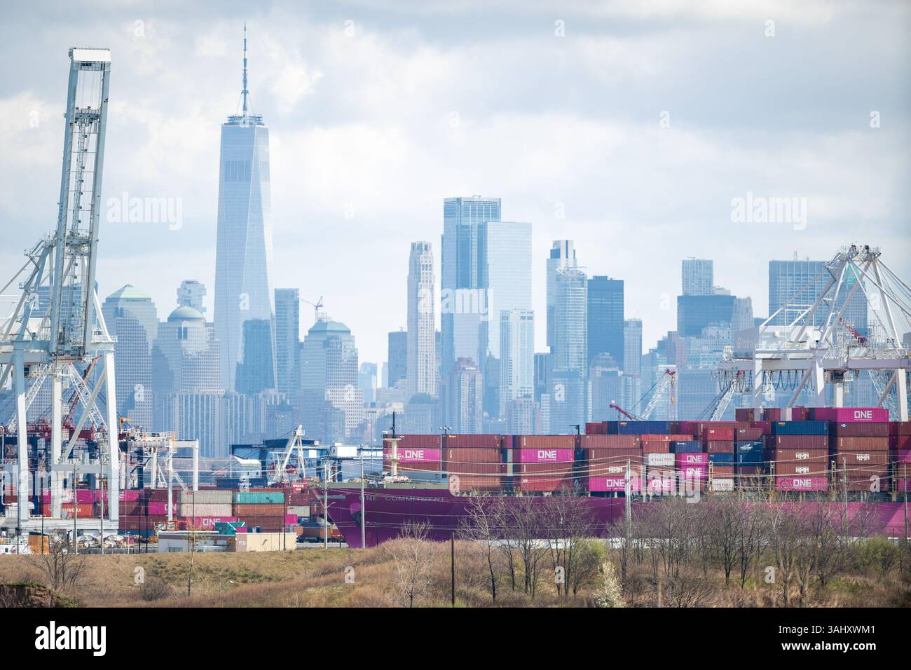 Jersey City, United States. 10th Apr, 2025. With the New York Manhattan ...