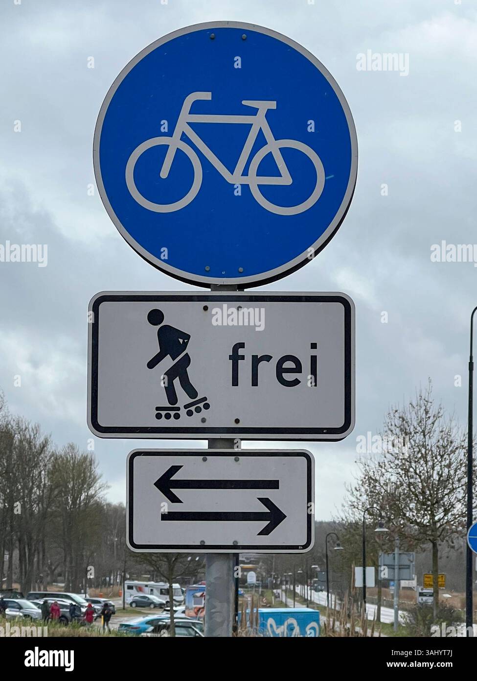 Radweg blaues schild hi-res stock photography and images - Alamy