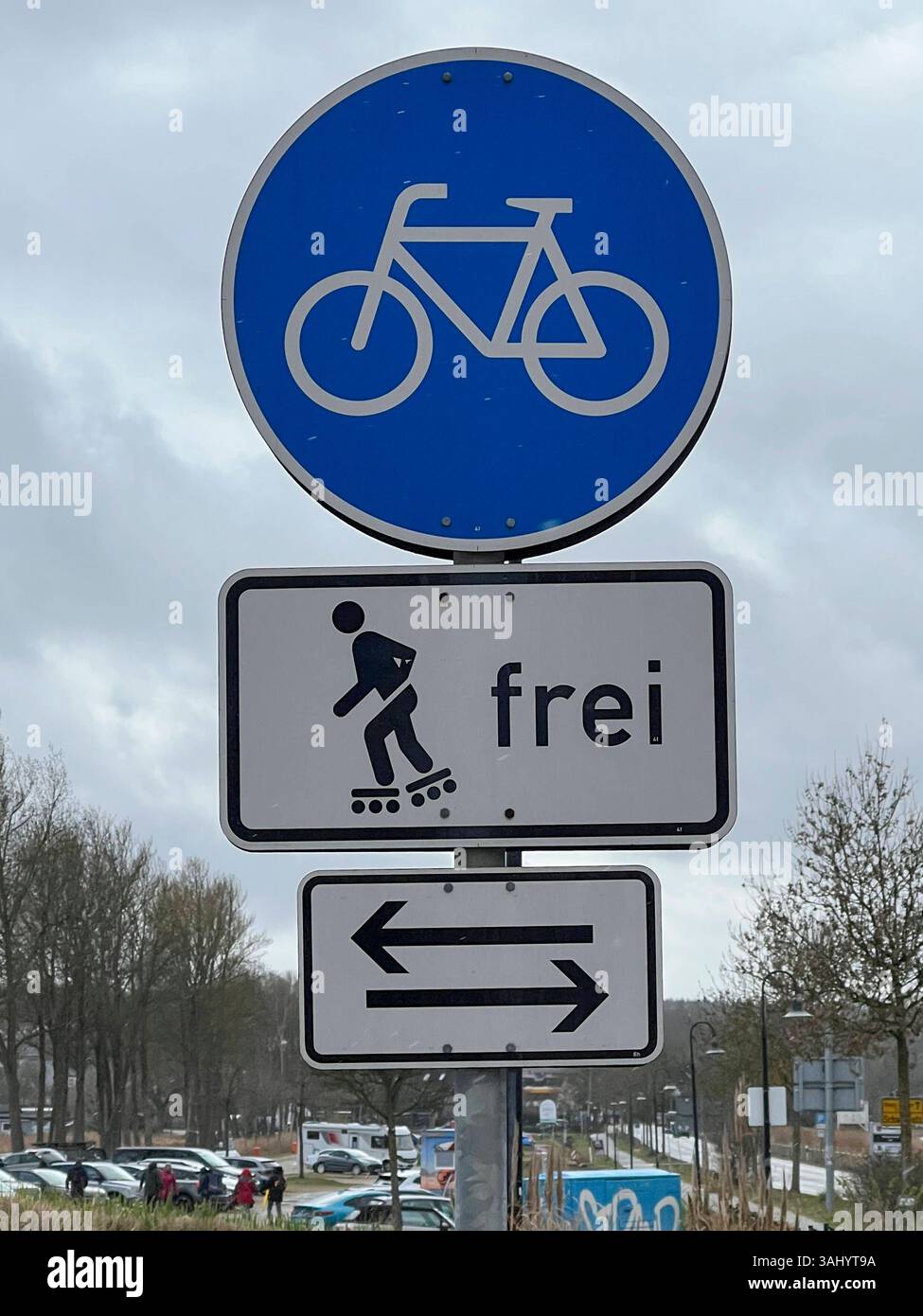 Verhrszeichen 237 Radweg ein blaues Radwegschild mit Pfeilen in beide ...
