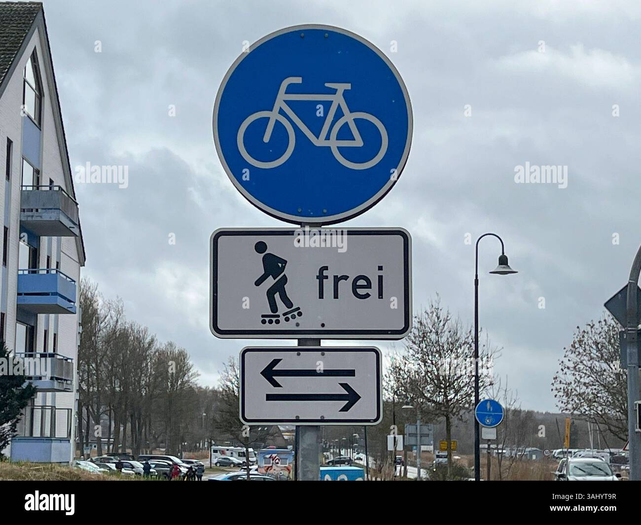 Verhrszeichen 237 Radweg ein blaues Radwegschild mit Pfeilen in beide ...