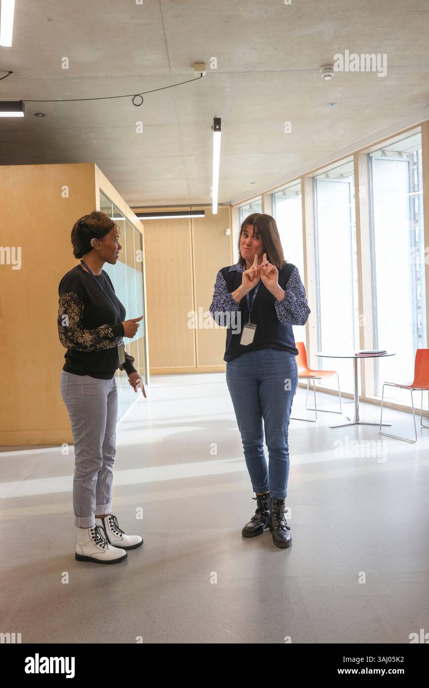 Two people talking sign language hi-res stock photography and images ...