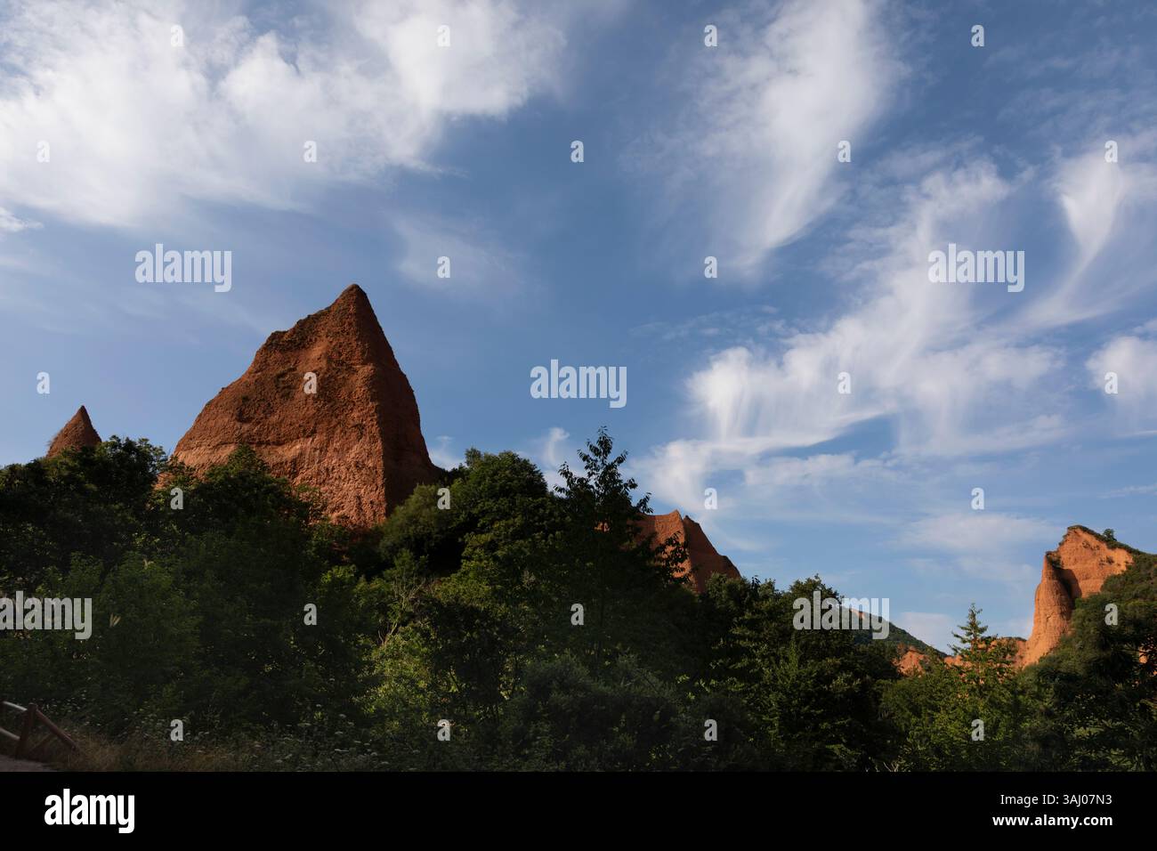 Las Medulas, a natural monument in an ancient Roman mine in El Bierzo ...