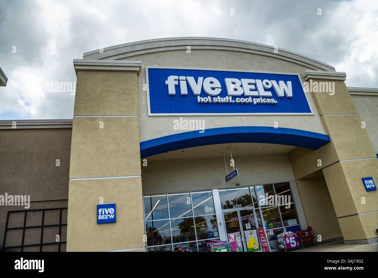Five below store in hi-res stock photography and images - Alamy