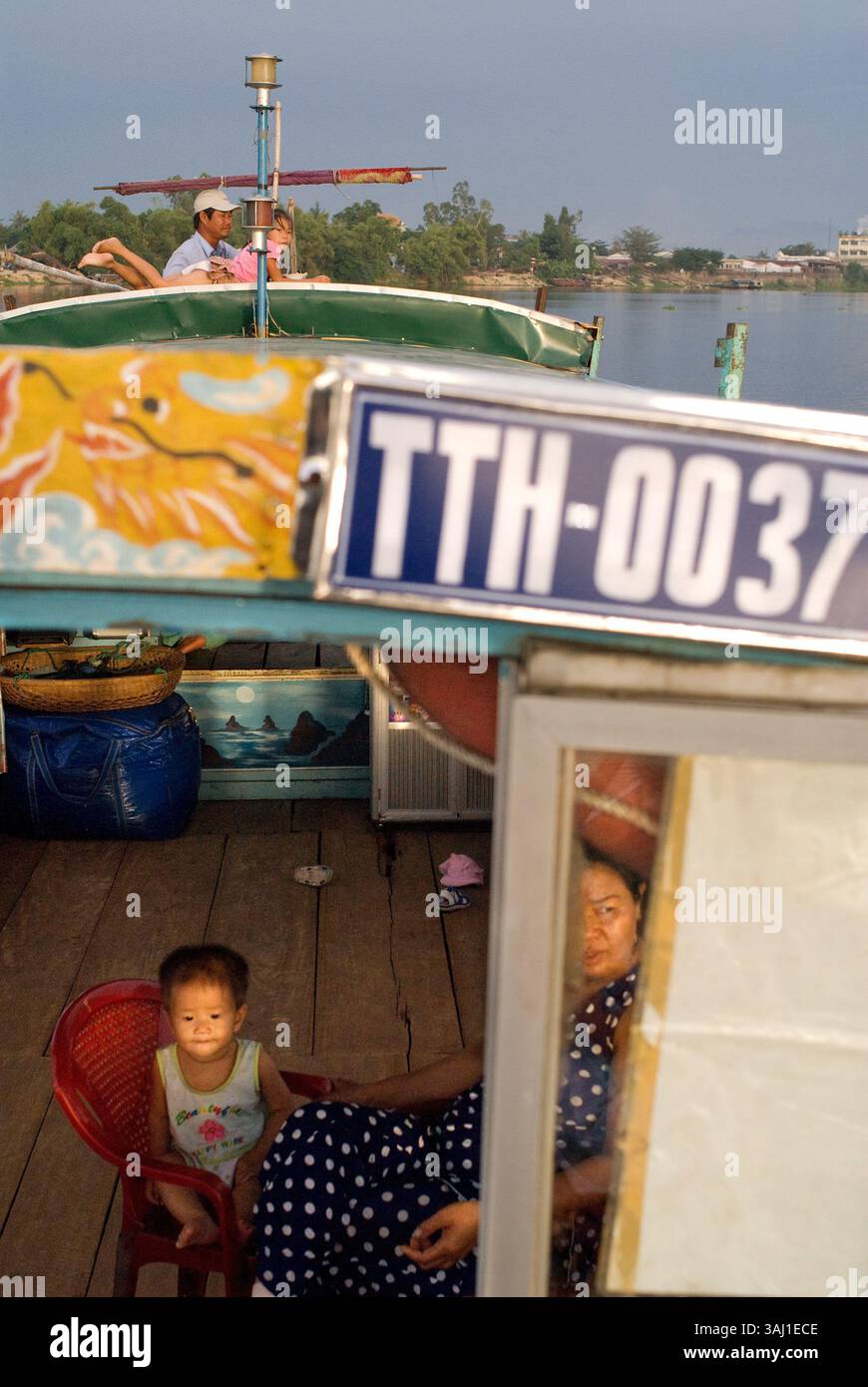Family inside dragon boat hi-res stock photography and images - Alamy