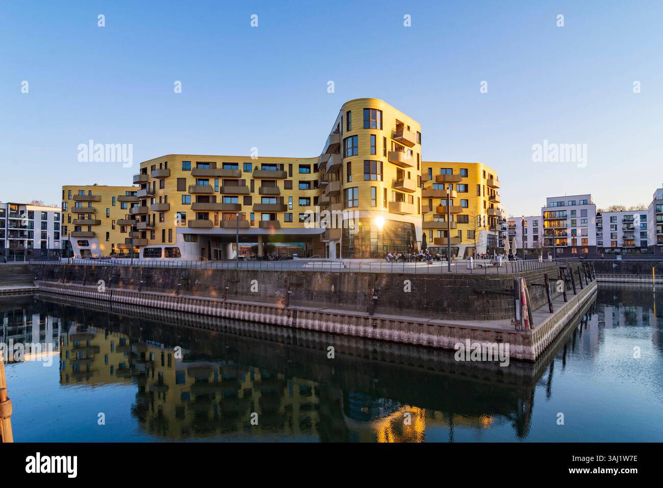 harbor Zollhafen, golden Pandion Doxx apartment building Mainz ...