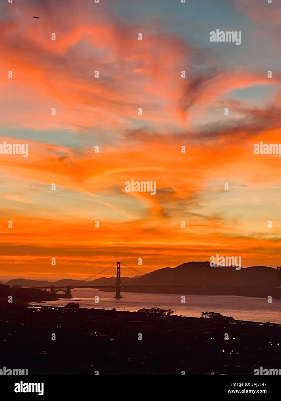 Twilight over golden gate bridge hi-res stock photography and images ...
