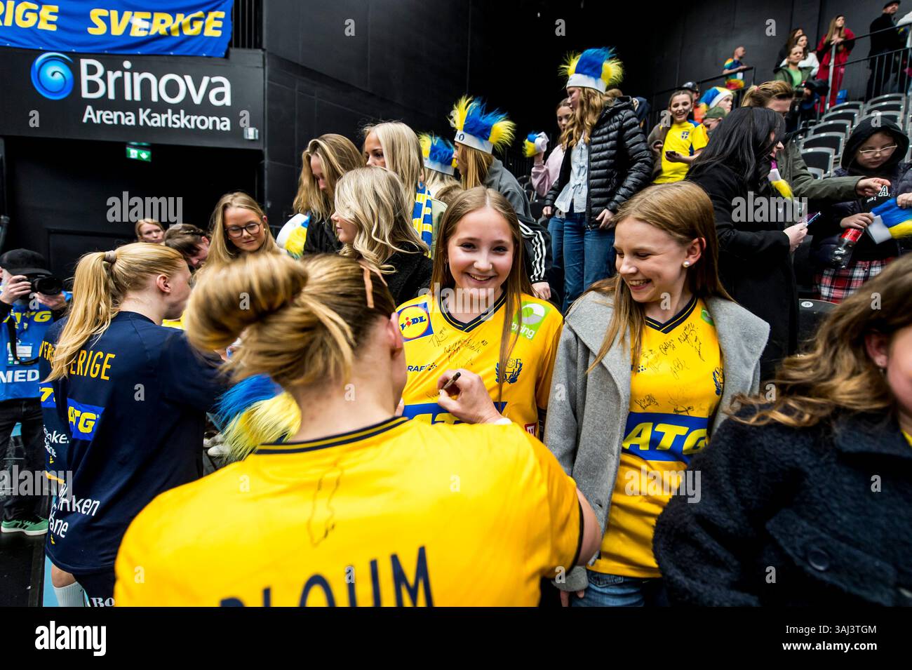 250410 Audience after the IHF Women´s World Handball Championship ...