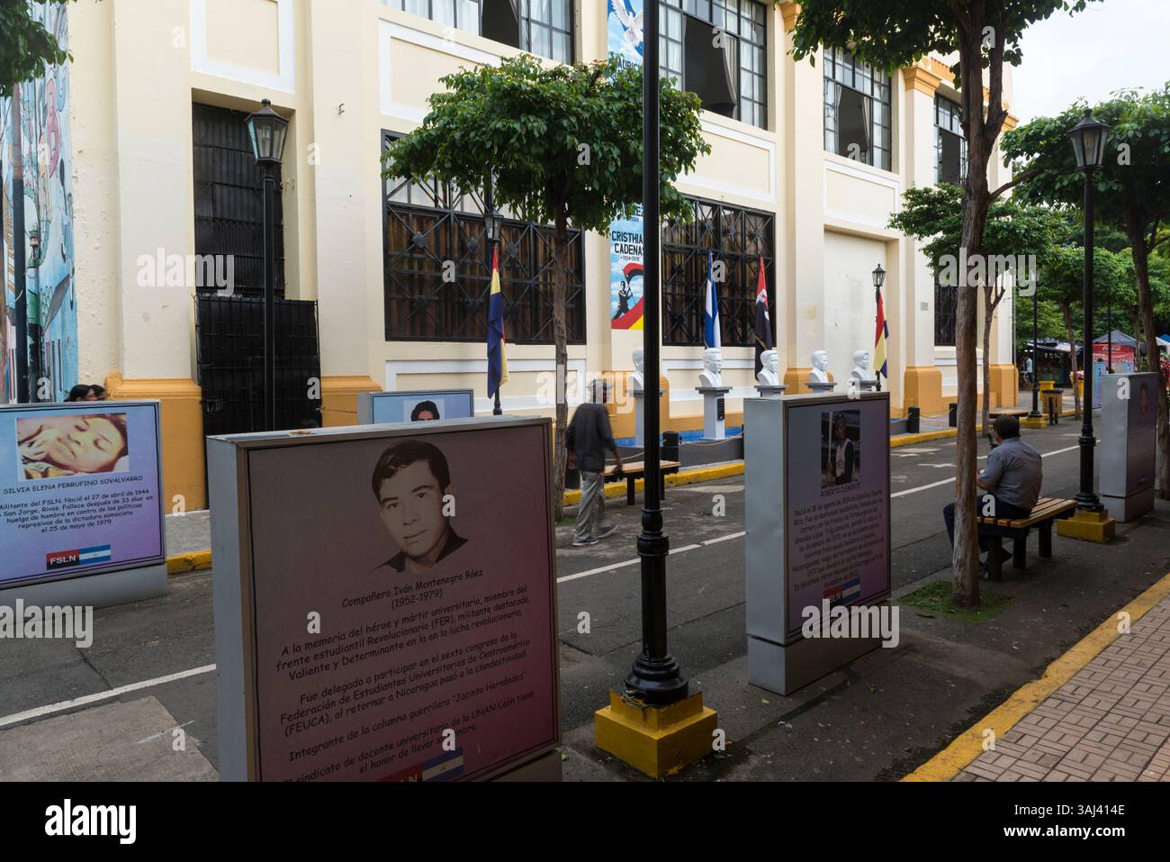 El Paseo de los Heroes y heroinas de la Revolucion is lined with ...