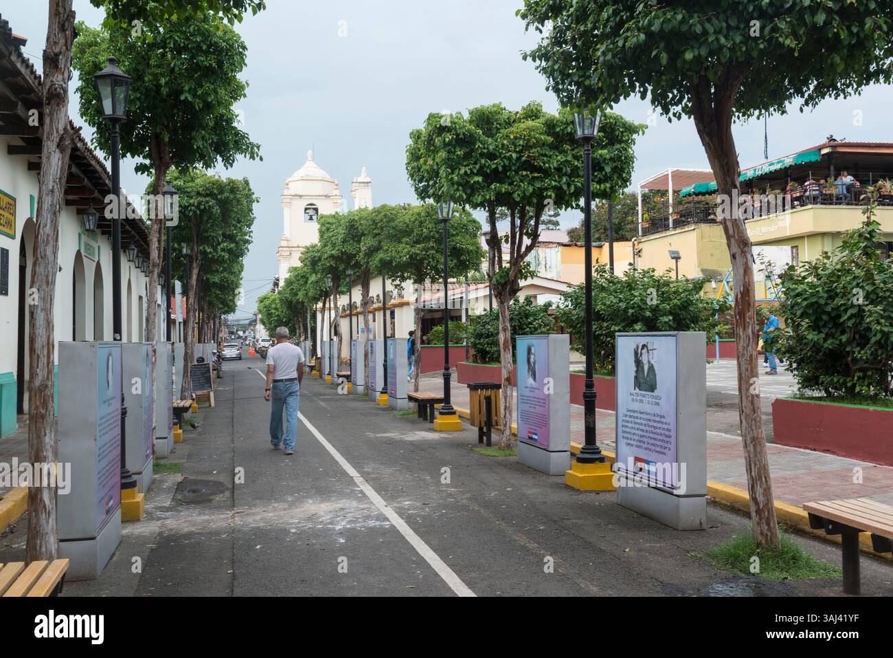 El Paseo de los Heroes y heroinas de la Revolucion is lined with ...