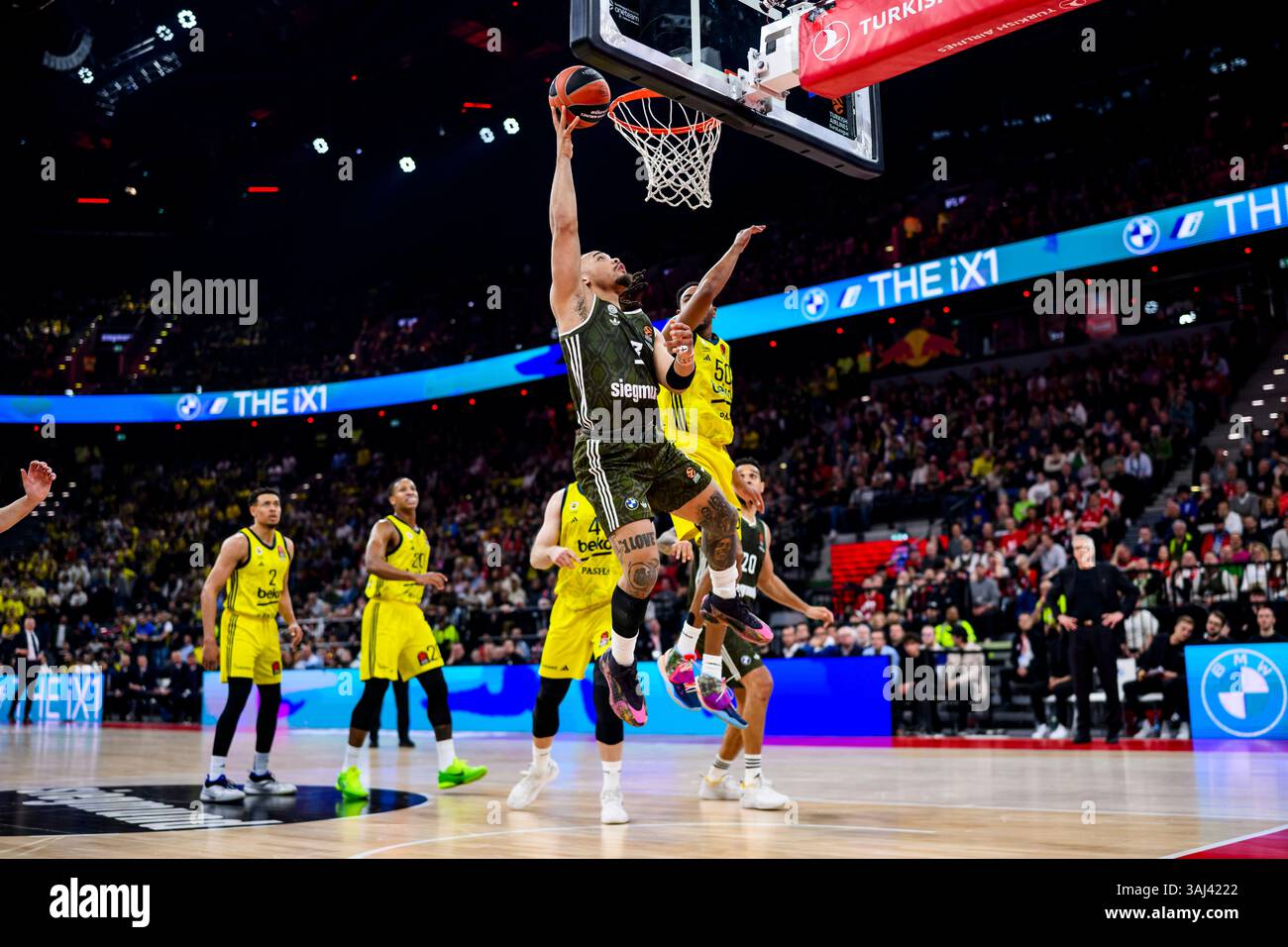 10 April 2025, Bavaria, Munich: Basketball: Euroleague, FC Bayern ...