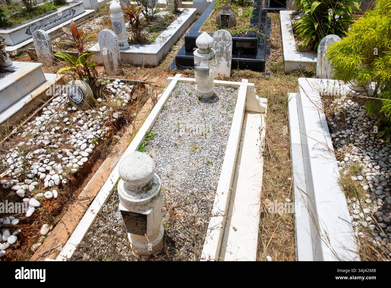 Muslim grave yard with tombstones and honoring loved ones Stock Photo ...