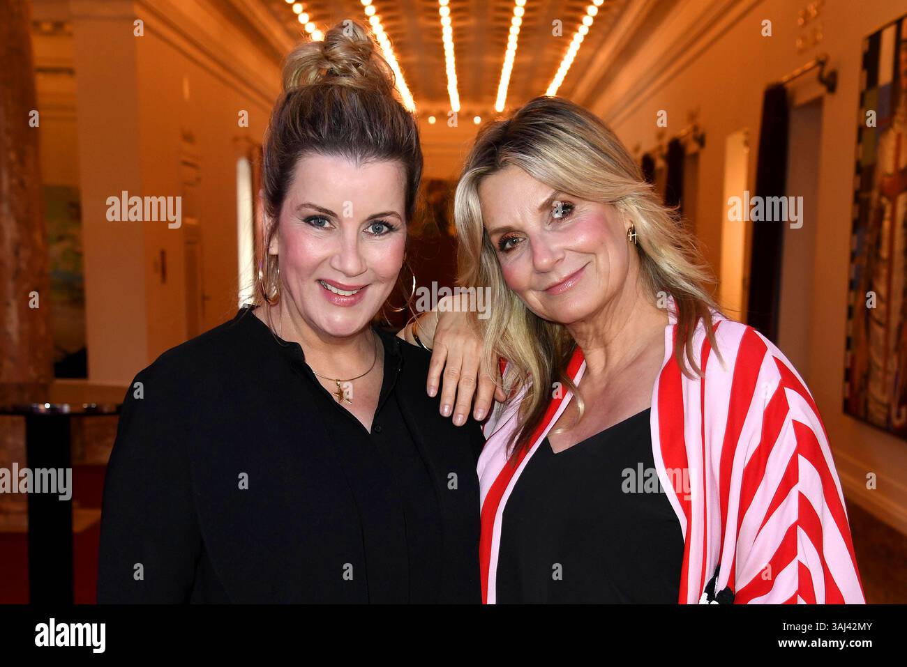 Alexa Maria Surholt und Kim Fisher bei der „Die Amme- das Musical“ Premiere im Stage Theater des ...
