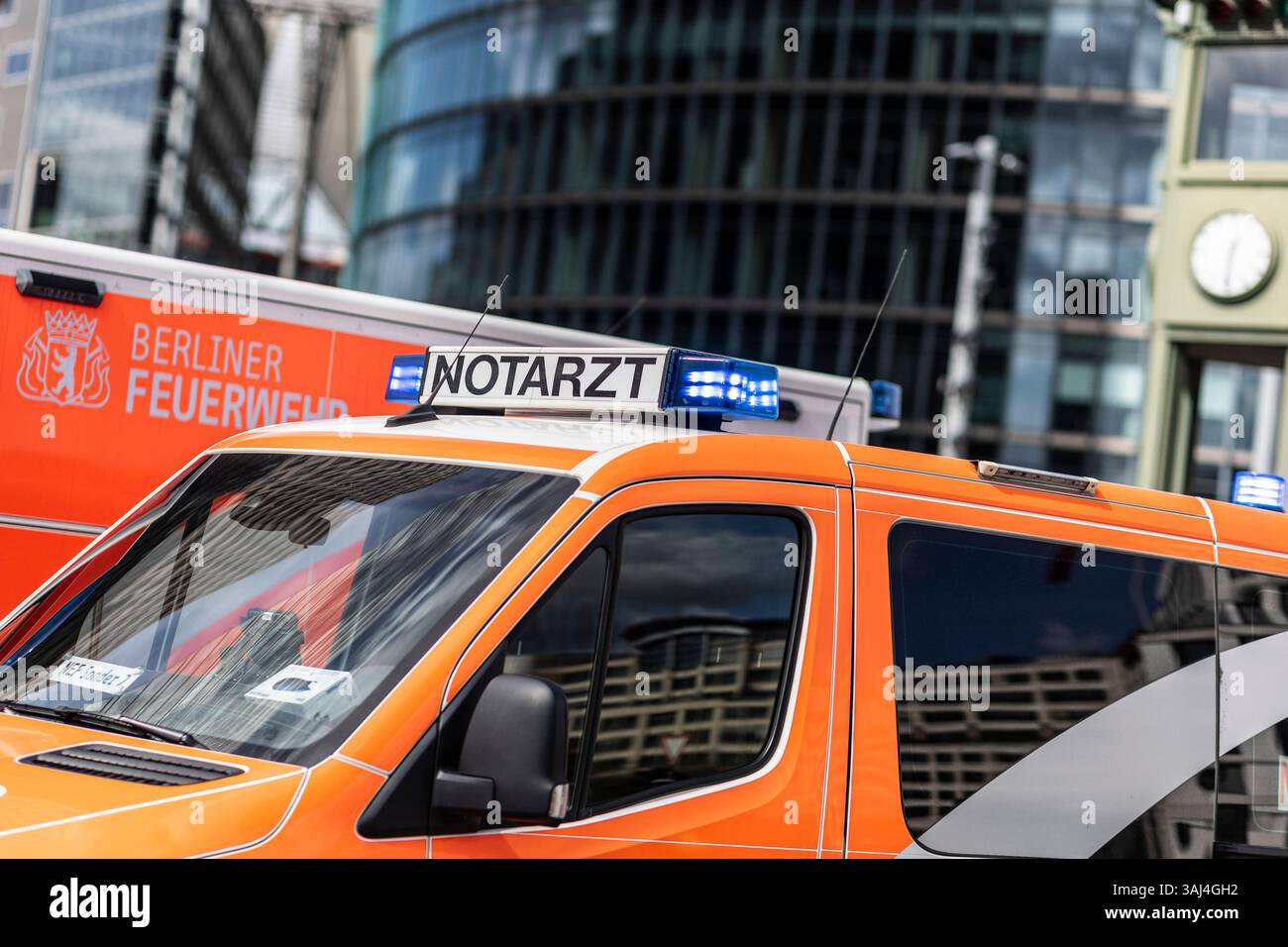 Einsatz in Berlin: Notarzt-Fahrzeug der Feuerwehr mit Blaulicht, Ein ...