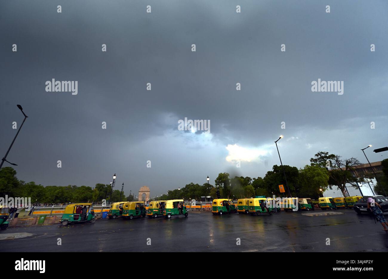 NEW DELHI, INDIA - APRIL 10: Sudden rain at Kartavya Path, India Gate ...
