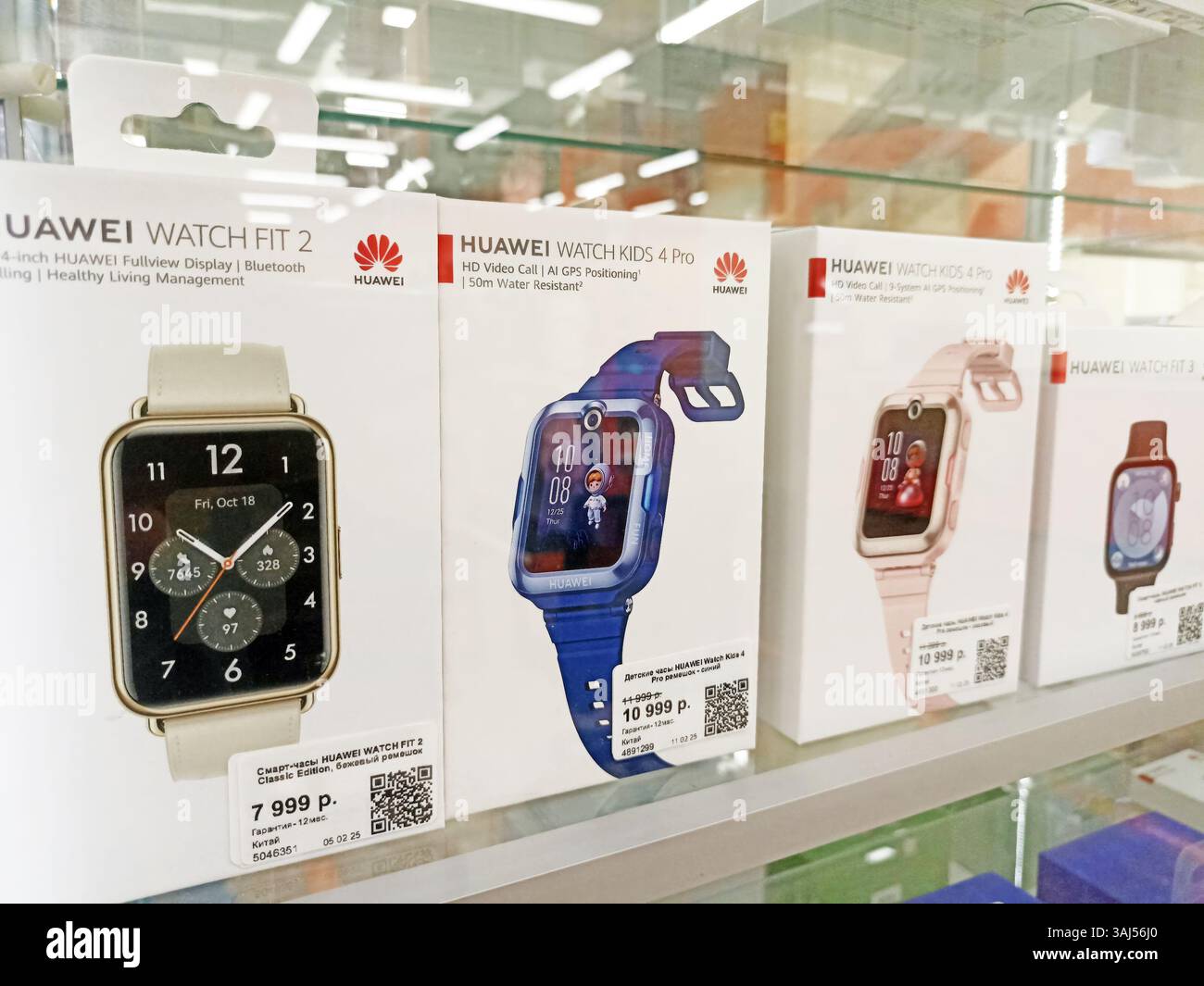 Huawei smartwatch hi-res stock photography and images - Alamy