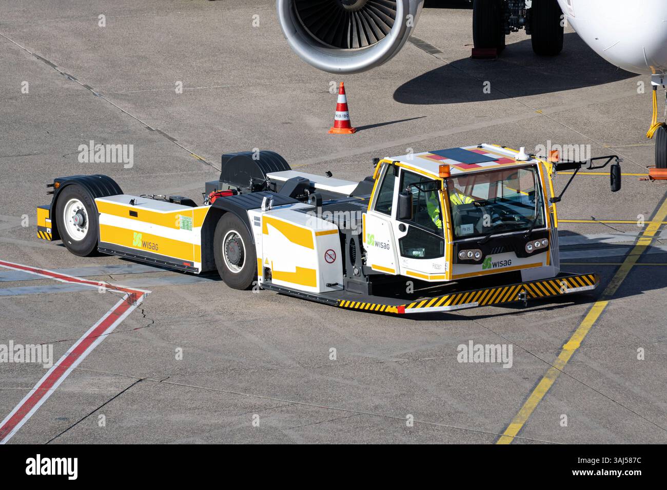 Wisag towbarless pushback tug at Cologne Bonn Airport Stock Photo - Alamy