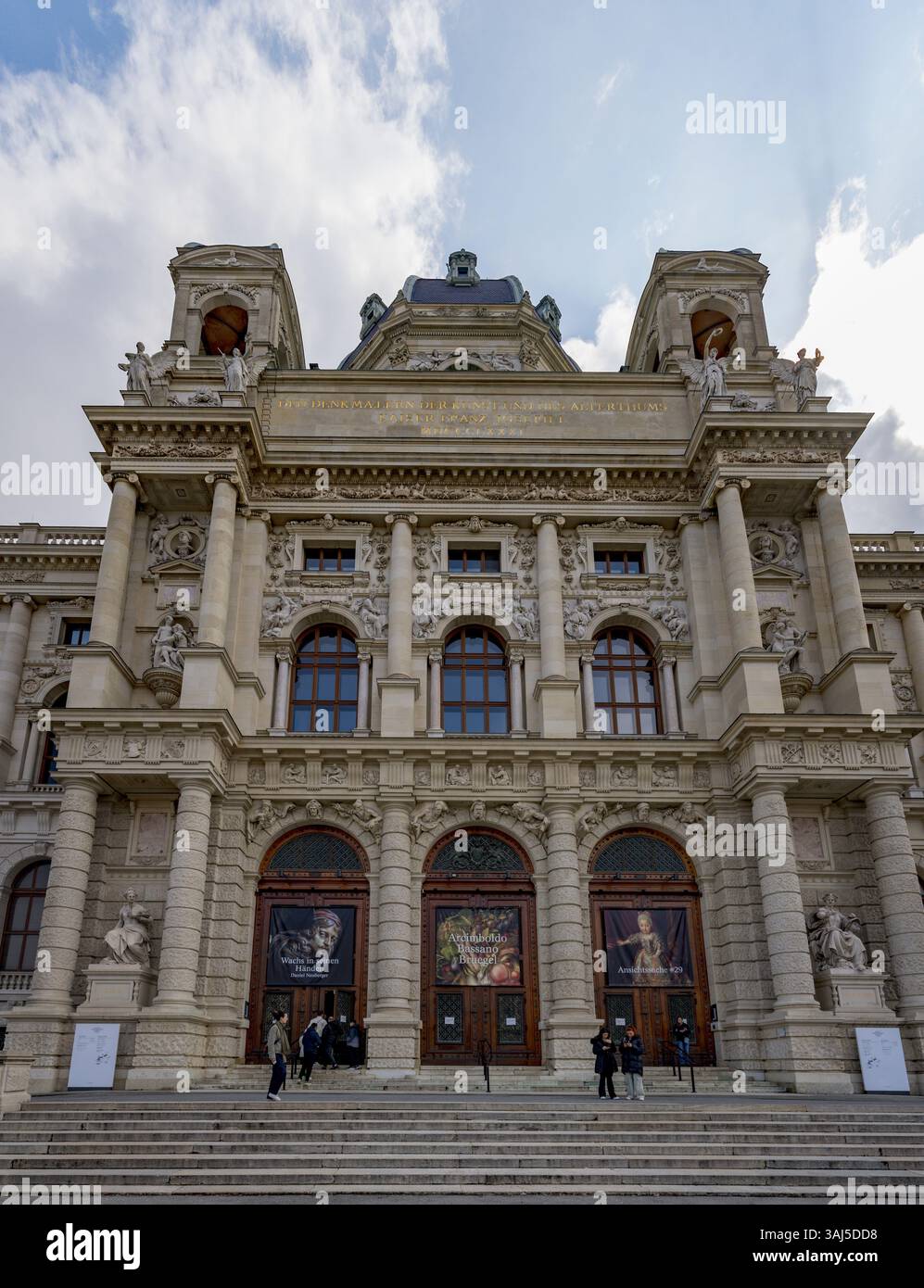 Entrance facade kunsthistorisches museum hi-res stock photography and ...