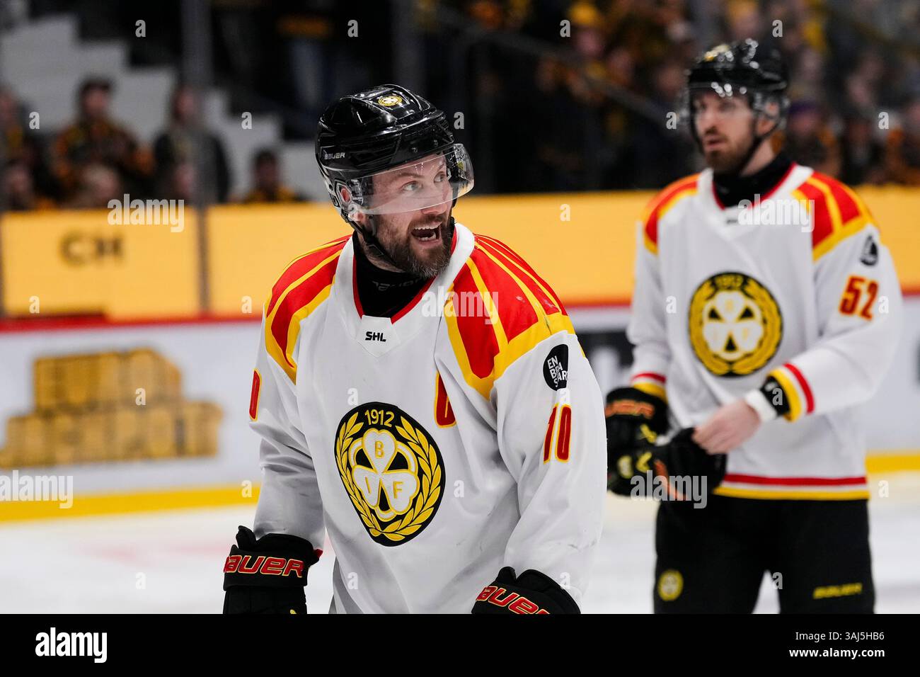 250410 Brynäs Johan Larsson under semifinal fyra i SHL mellan Skellefteå och Brynäs den 10 april ...