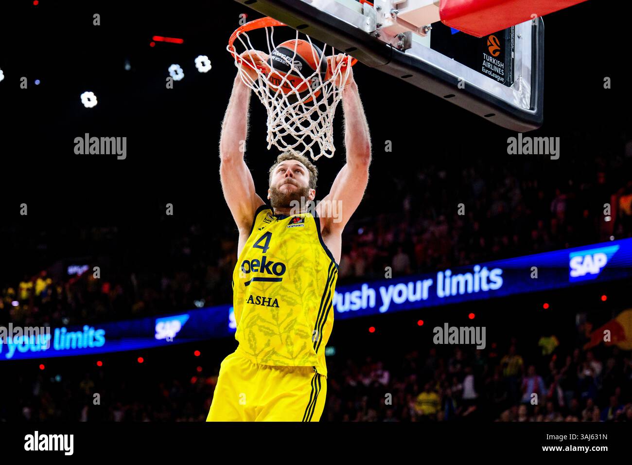 10 April 2025, Bavaria, Munich: Basketball: Euroleague, FC Bayern ...