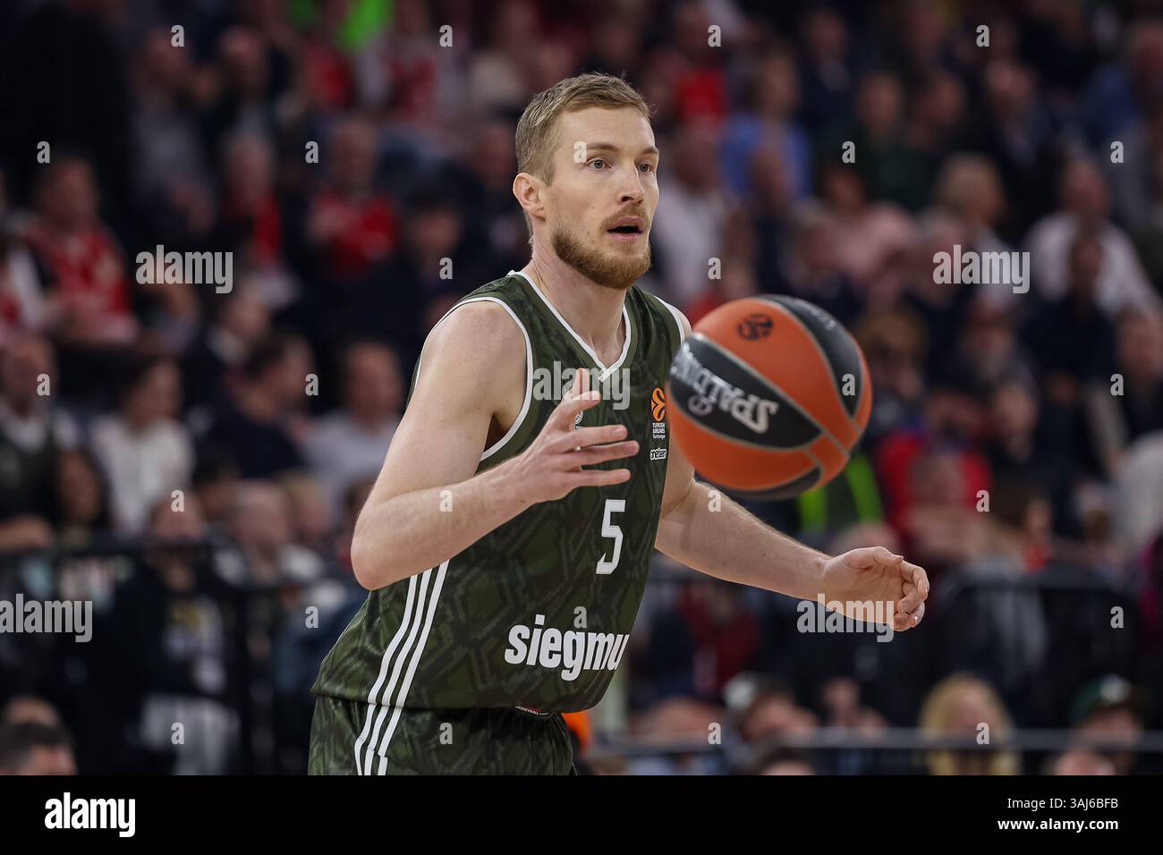 Niels Giffey (FC Bayern Basketball, #05) mit Ball, GER, FC Bayern ...