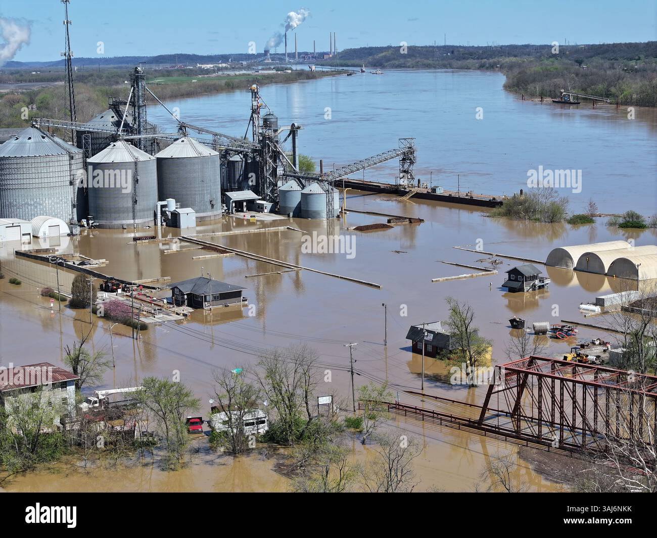April 10: Ohio River flooding causes damage in Kentucky and Indiana on ...
